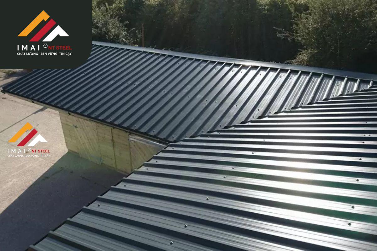 Mái tôn bền bao nhiêu năm? Tuổi thọ tôn lạnh, tôn xốp,...